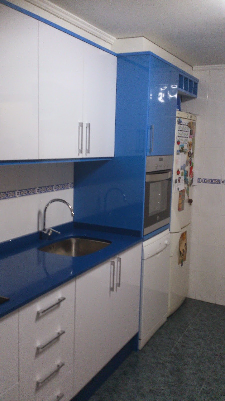 COCINAS DANIEL ORTS: COCINA COMBINADA BLANCO Y AZUL BRILLO